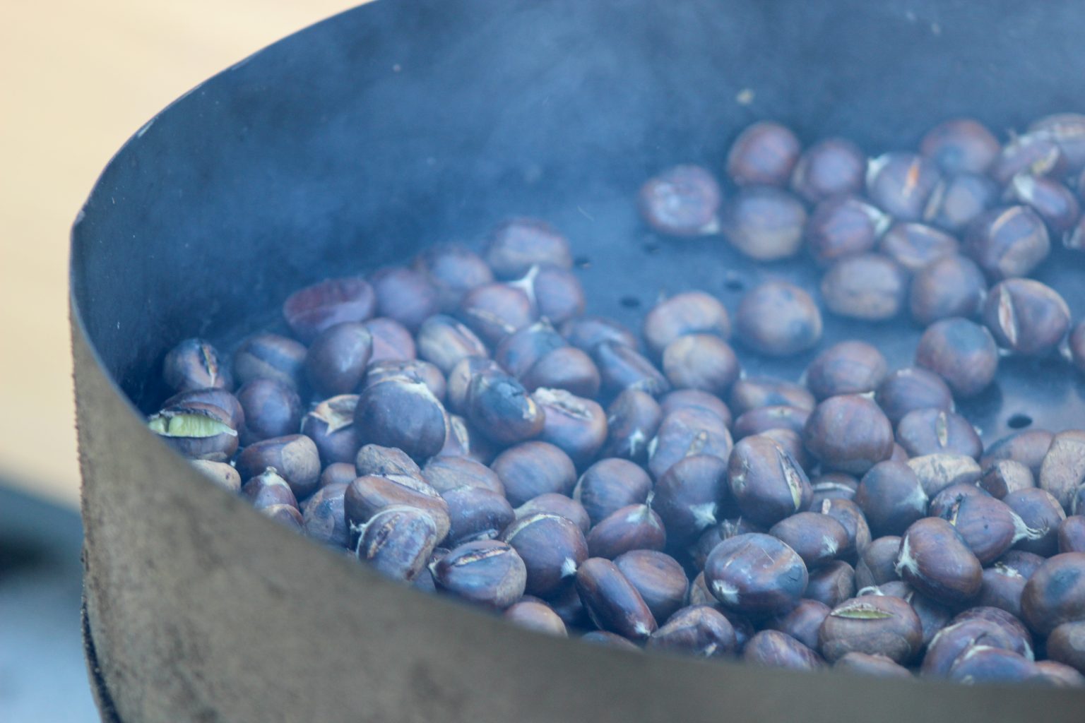 Jesenska poslastica: Na Titovem trgu diši po sveže pečenem kostanju ...